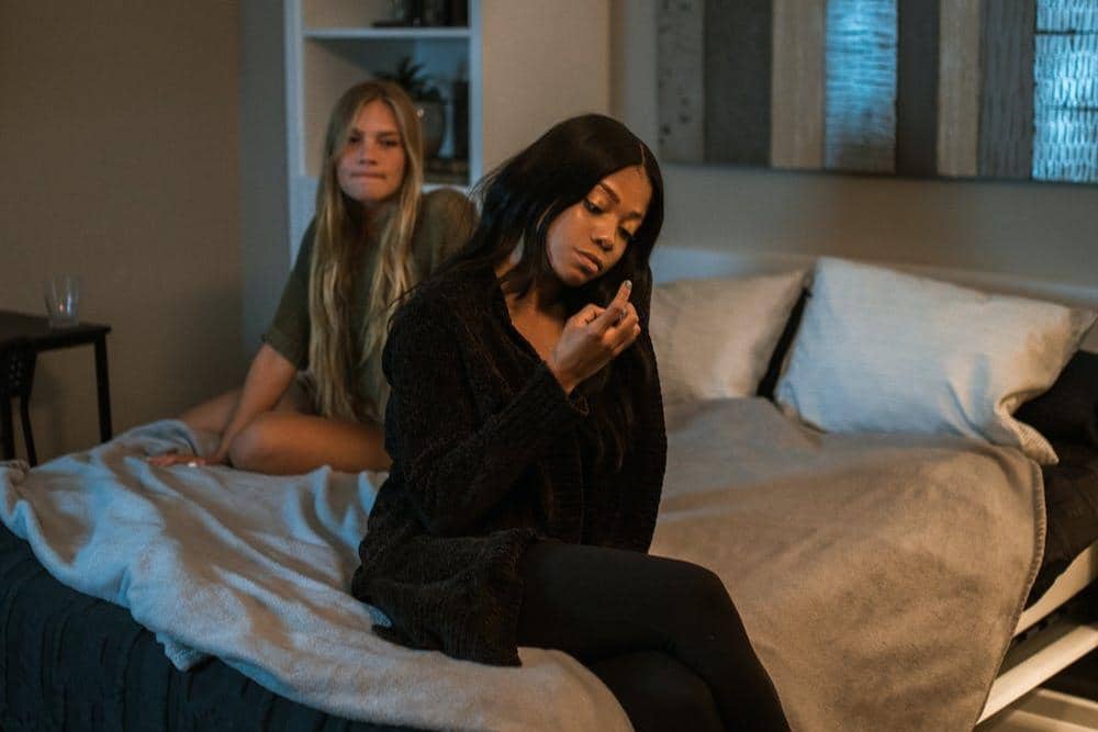 12 Ciri-Ciri Orang Iri Hati dan Dengki Padamu, Hati-Hati! | Popbela.com