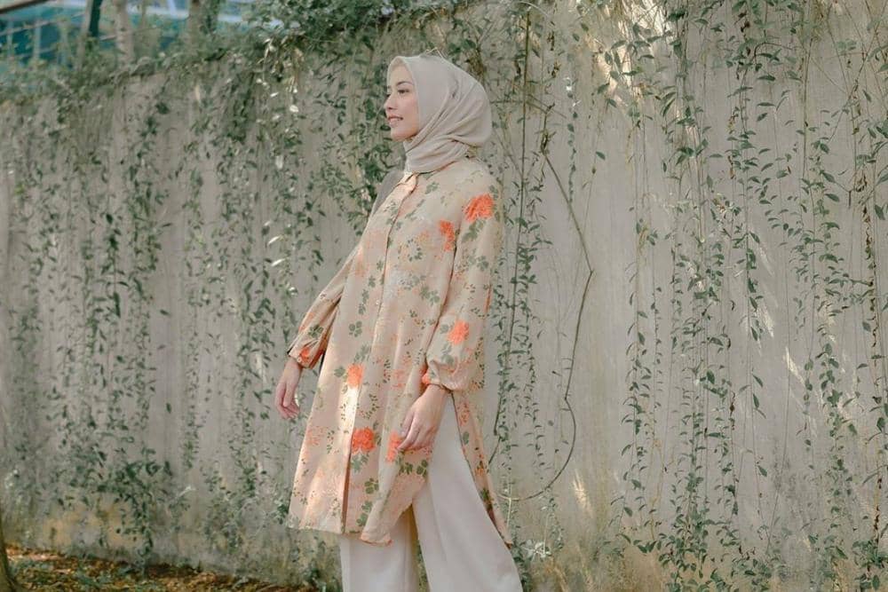 15 Model Tunik Terbaru 2024 yang Fashionable dan Kekinian | Popbela.com
