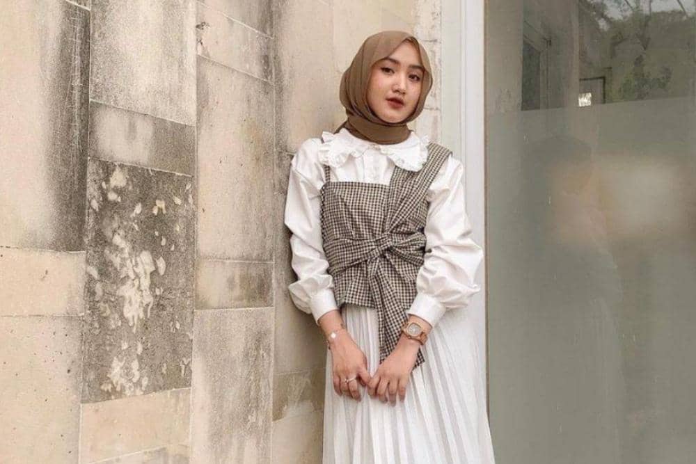 10 Outfit Lebaran Remaja Hijab Kekinian, Stylish dan Anggun | Popbela.com