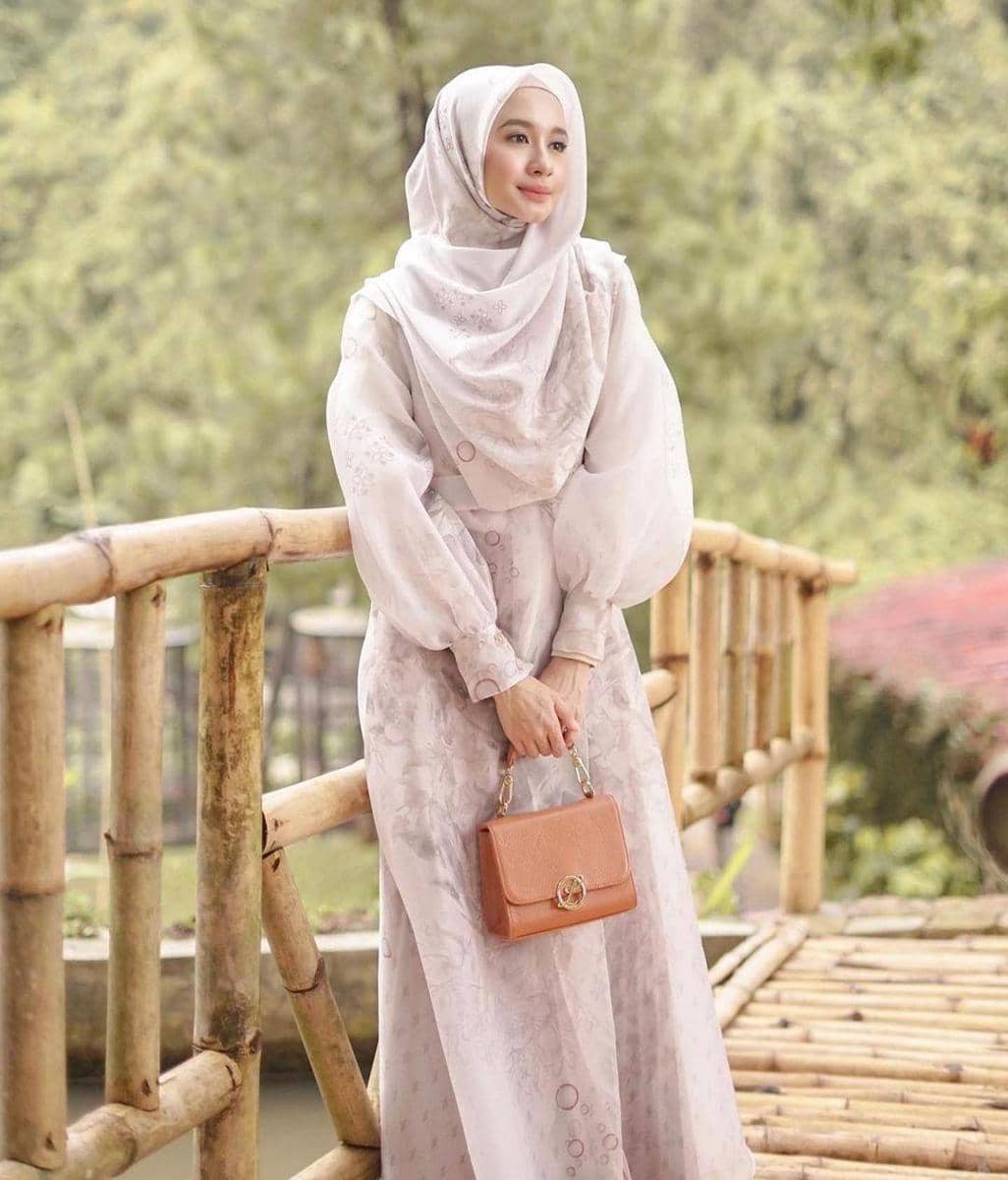Referensi Model Gamis Syar'i yang Mewah dan Elegan | Popbela.com