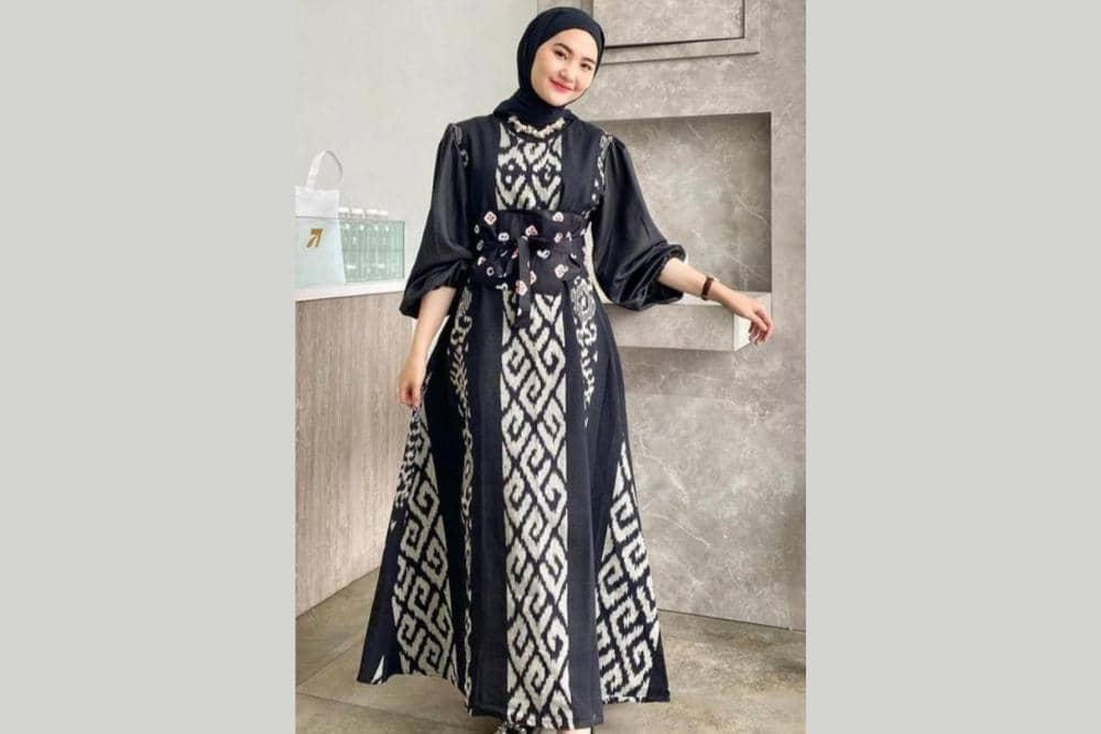 11 Model Jahitan Baju Batik Wanita Terbaru, Fashionable! | Popbela.com