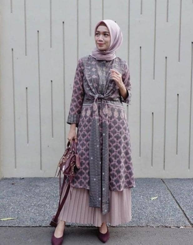 11 Model Tunik Batik Elegan Terbaru, Modern dan Kekinian | Popbela.com