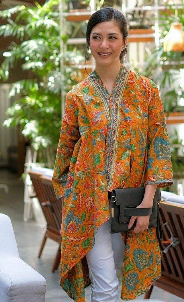 11 Model Tunik Batik Elegan Terbaru, Modern dan Kekinian | Popbela.com
