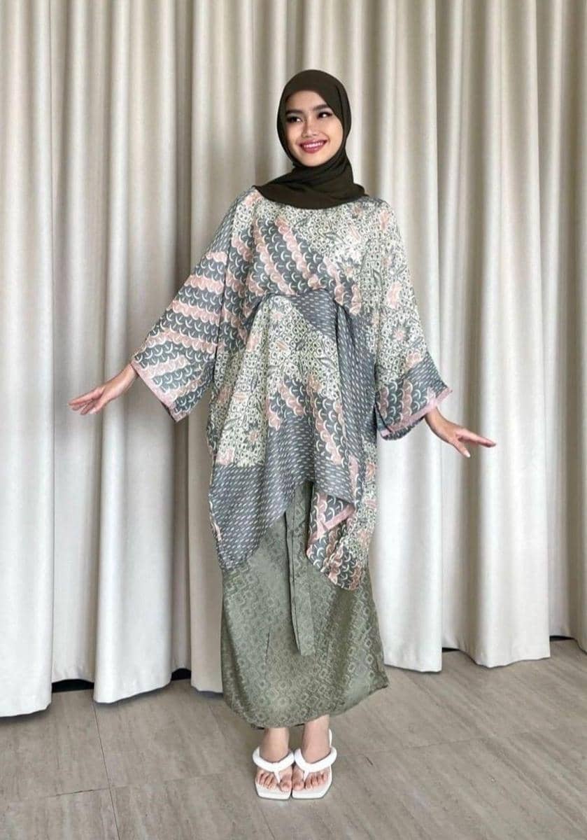 11 Model Tunik Batik Elegan Terbaru, Modern dan Kekinian | Popbela.com
