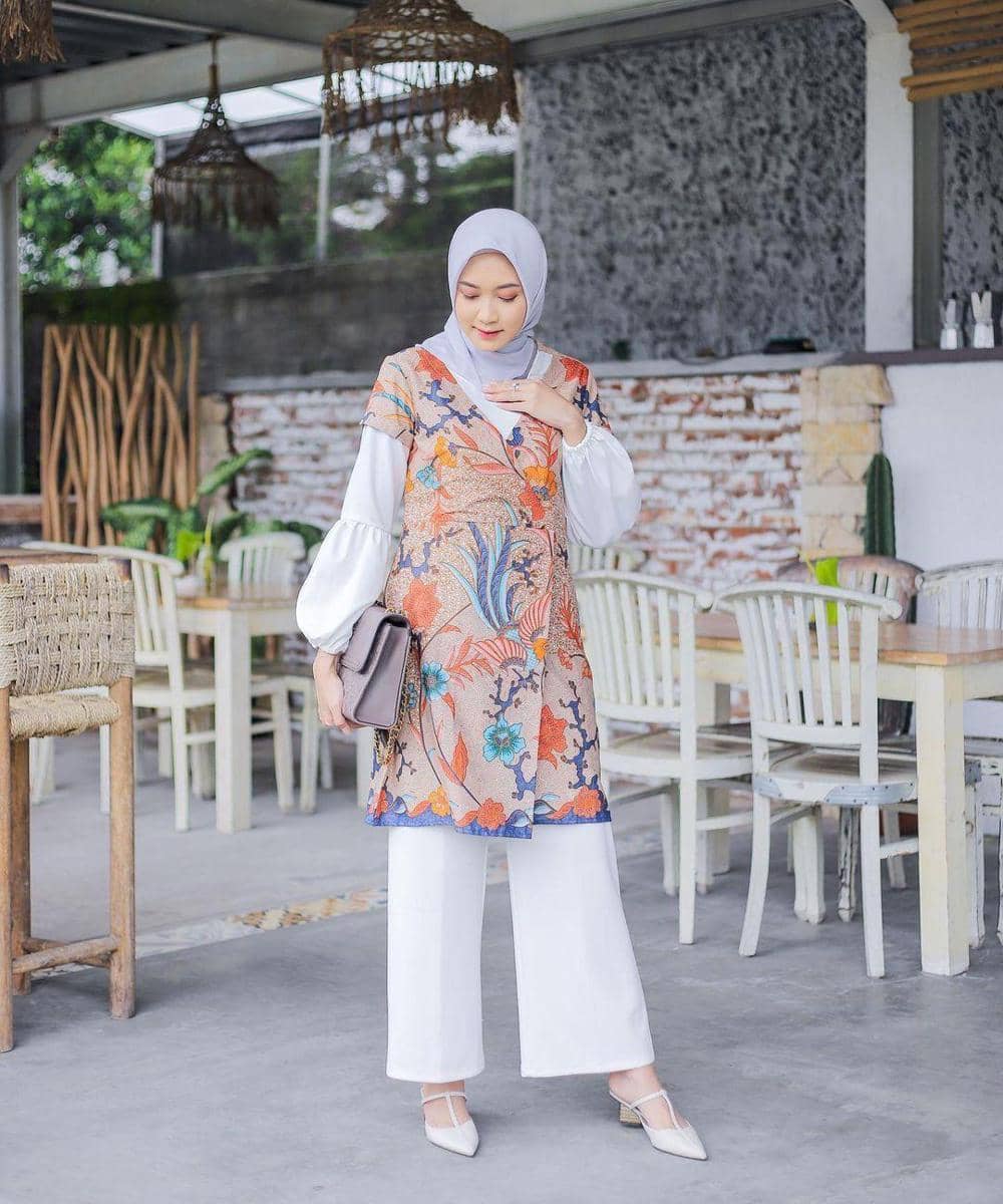 11 Model Tunik Batik Elegan Terbaru, Modern dan Kekinian | Popbela.com
