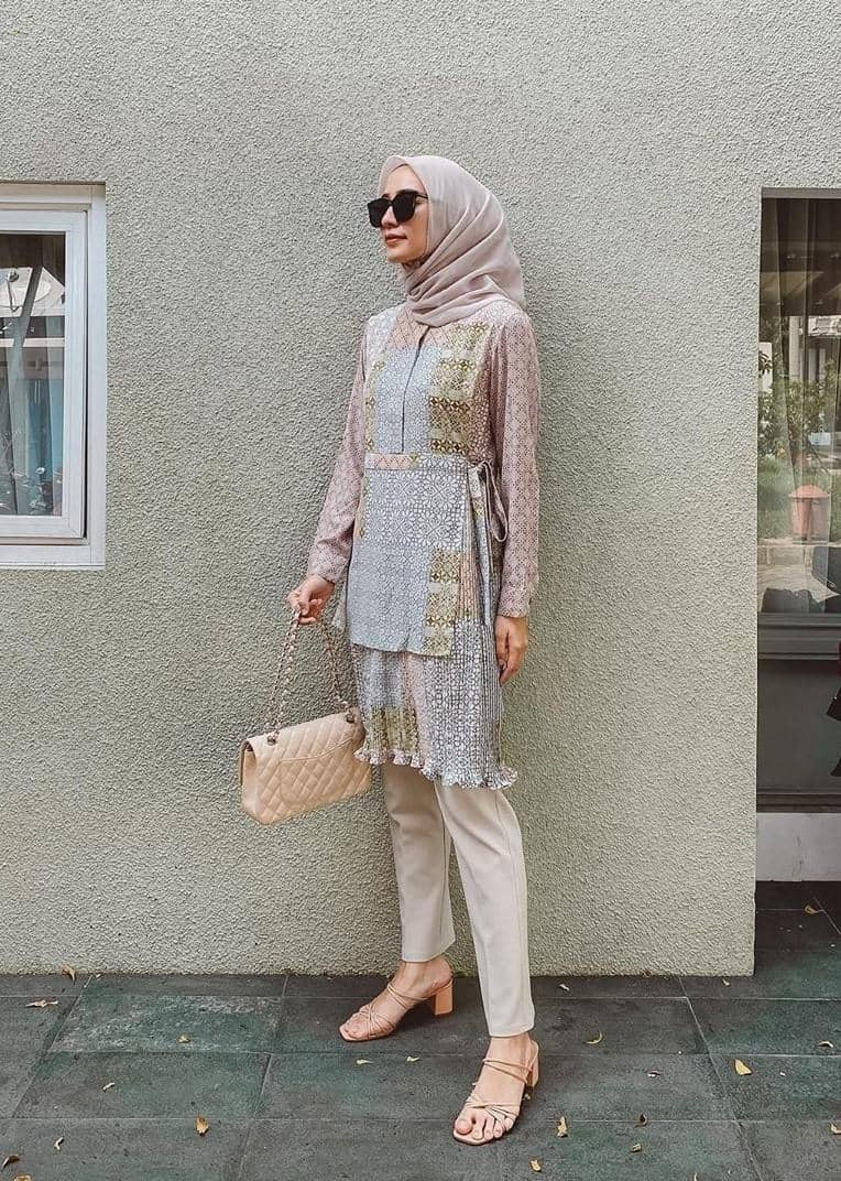 11 Model Tunik Batik Elegan Terbaru, Modern dan Kekinian | Popbela.com