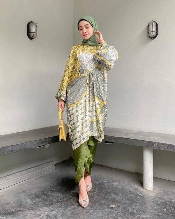 11 Model Tunik Batik Elegan Terbaru, Modern dan Kekinian | POPBELA.com