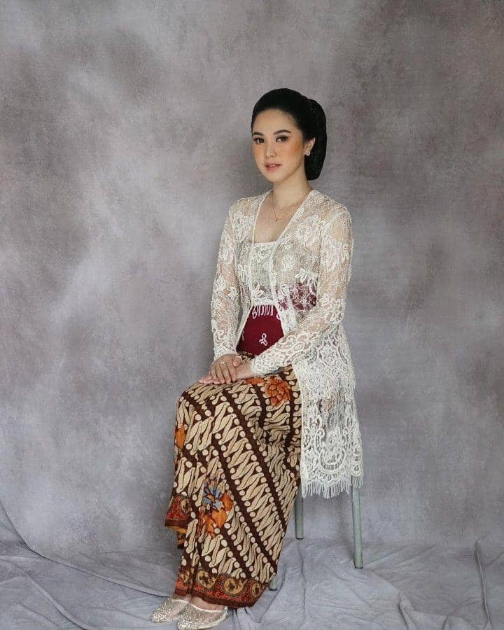 11 Model Jahit Baju Kebaya Terbaru, Elegan dan Fashionable! | Popbela.com