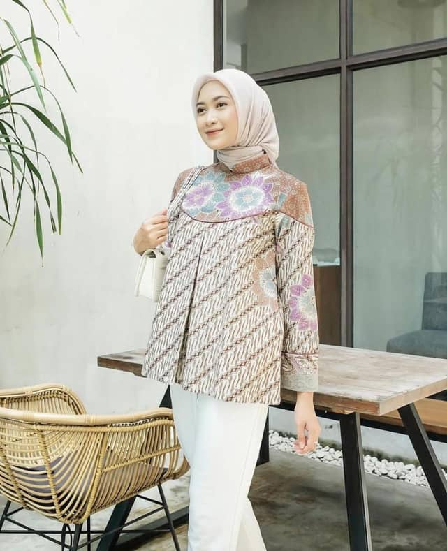15 Model Baju Batik Atasan Wanita Lengan Panjang Modern | Popbela.com