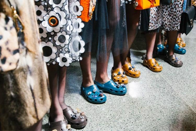 7 Inspirasi OOTD Nyaman Kekinian dengan Crocs | Popbela.com
