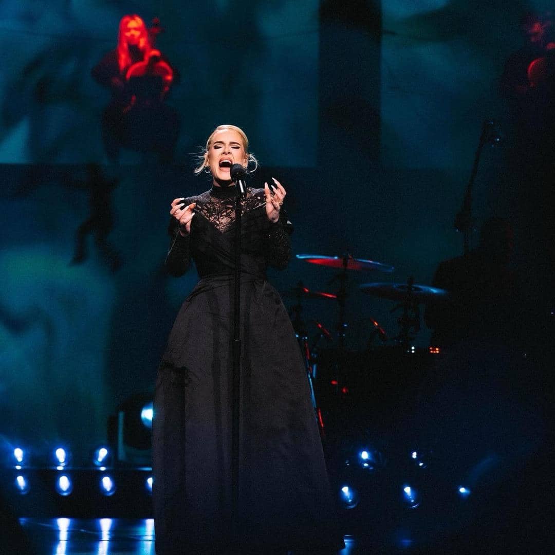 Adele Kenakan Gaun Dior di Konser “Weekends With Adele” | Popbela.com