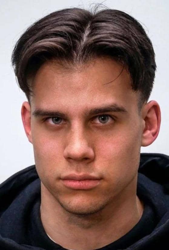 15 Model Potongan Rambut Pria Belah Tengah yang Keren | Popbela.com