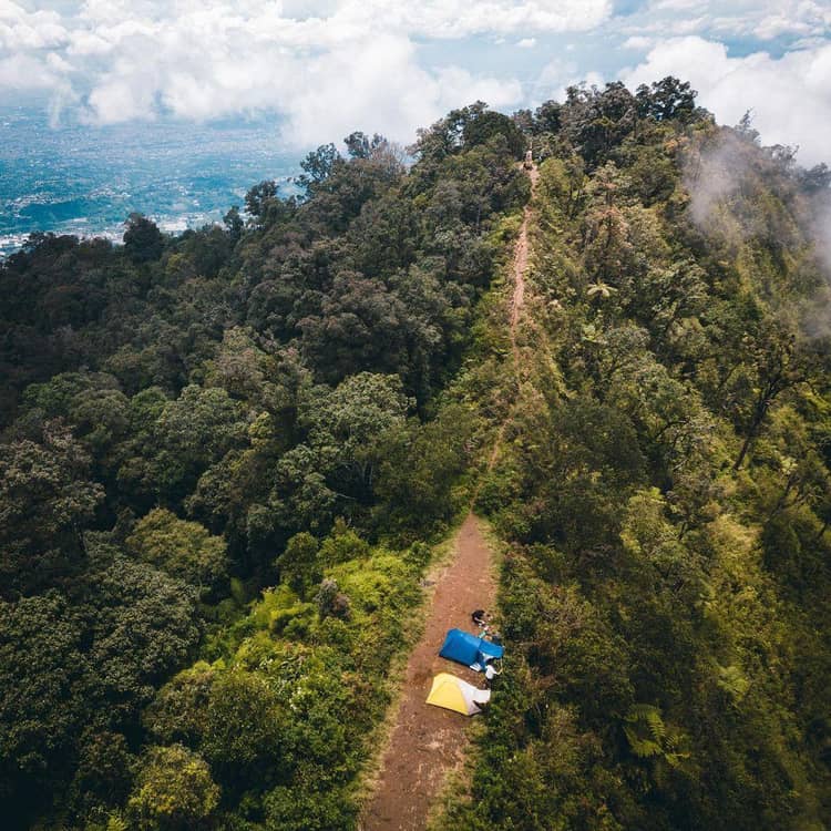 Wisata Gunung Burangrang, Lokasi, Rute, dan HTM | Popbela.com