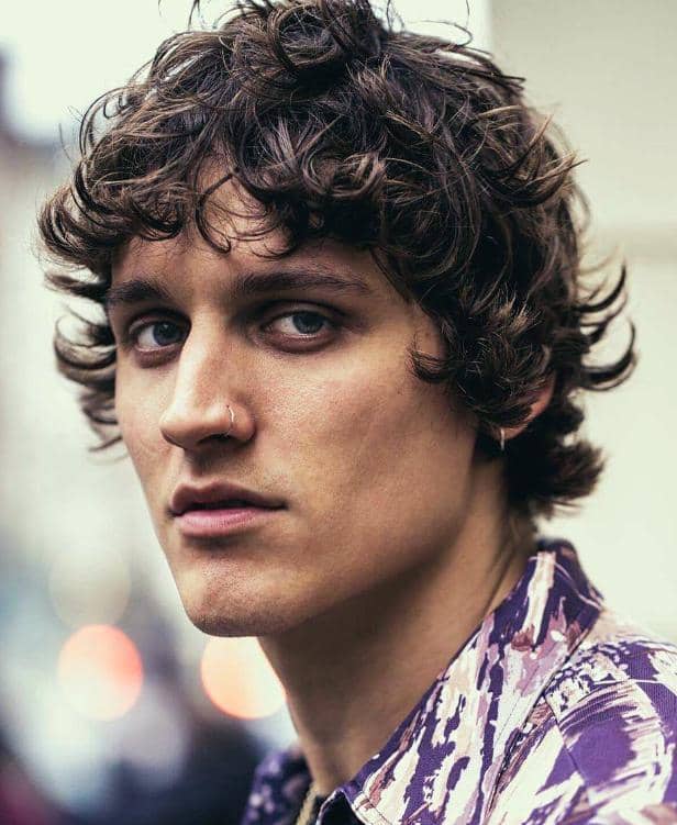 10 Potongan Rambut Ikal Laki-Laki Paling Keren 2024 | POPBELA.com