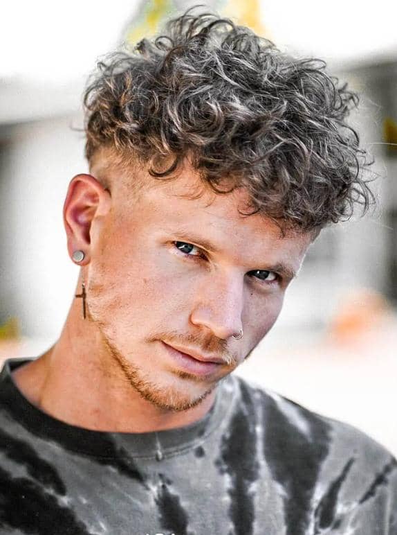 10 Potongan Rambut Ikal Laki-Laki Paling Keren 2024 | Popbela.com