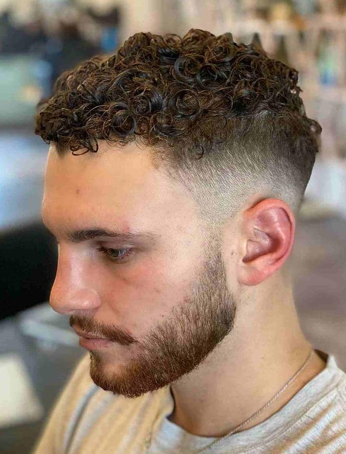 10 Potongan Rambut Ikal Laki-Laki Paling Keren 2024 | POPBELA.com