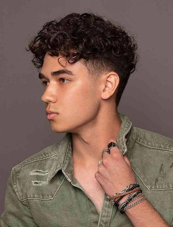 10 Potongan Rambut Ikal Laki-Laki Paling Keren 2024 | Popbela.com