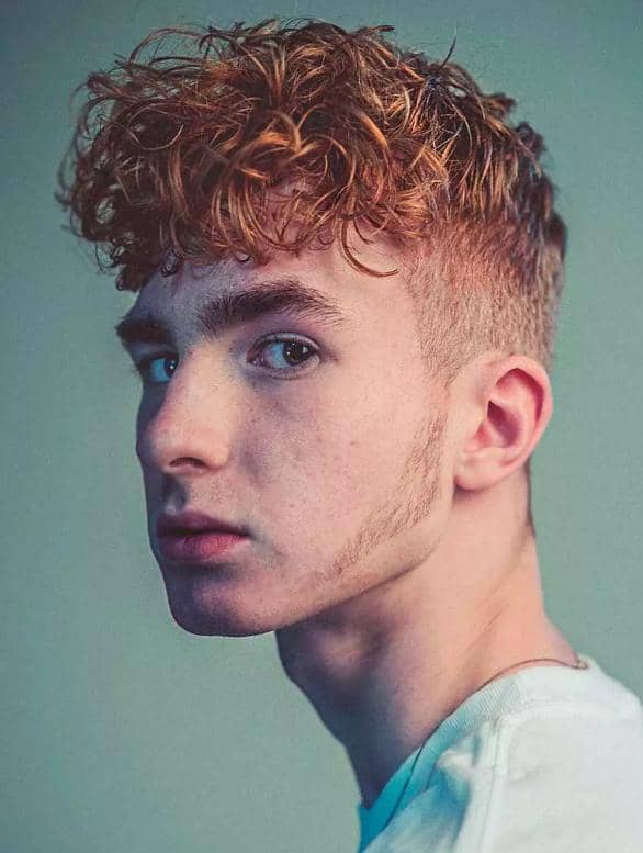 10 Potongan Rambut Ikal Laki-Laki Paling Keren 2024 | POPBELA.com