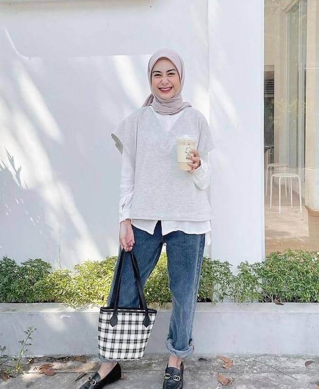 15 OOTD Baju Putih Celana Jeans Hijab, Simpel tapi Keren! | Popbela.com