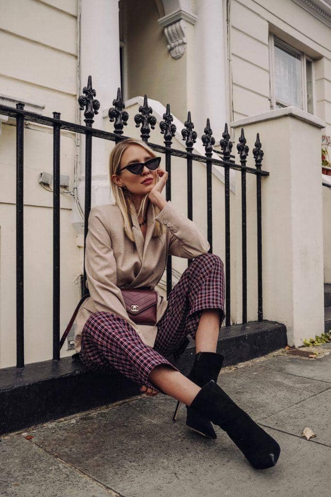 Ide Outfit dengan Perpaduan Warna Merah Marun dan Cream | Popbela.com