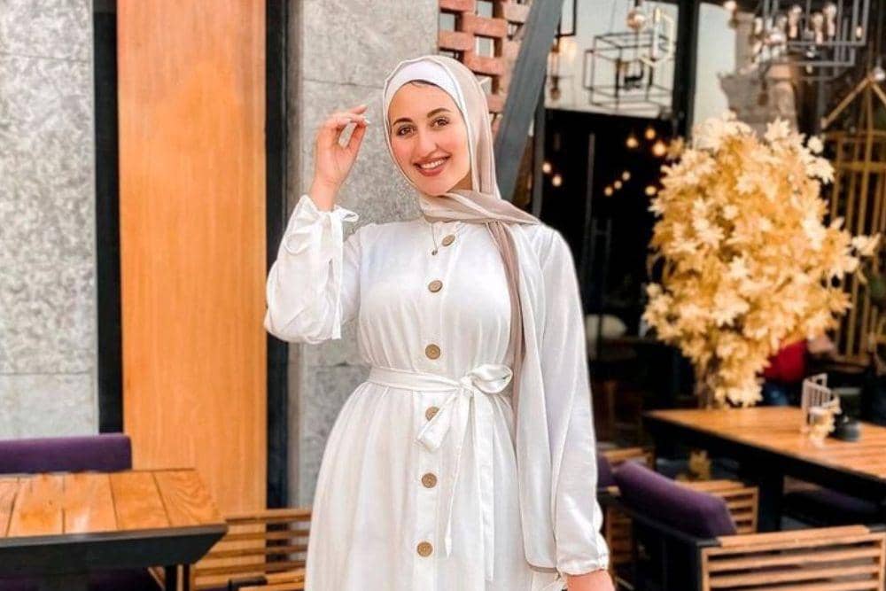 10 Inspirasi Gamis Putih Simple Elegan untuk Daily Outfit | Popbela.com