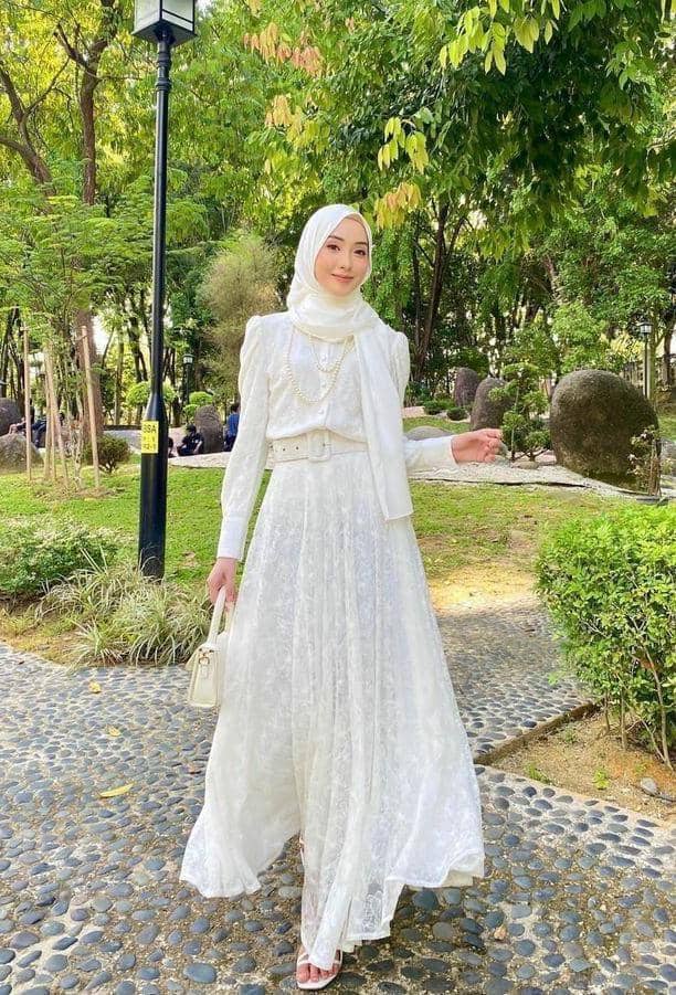 10 Inspirasi Gamis Putih Simple Elegan untuk Daily Outfit | Popbela.com