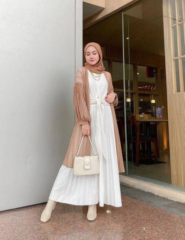 10 Inspirasi Gamis Putih Simple Elegan untuk Daily Outfit | Popbela.com