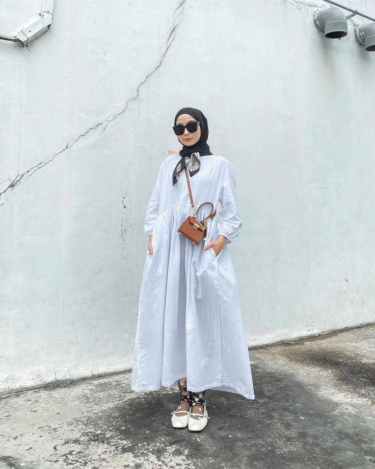 10 Inspirasi Gamis Putih Simple Elegan untuk Daily Outfit | Popbela.com