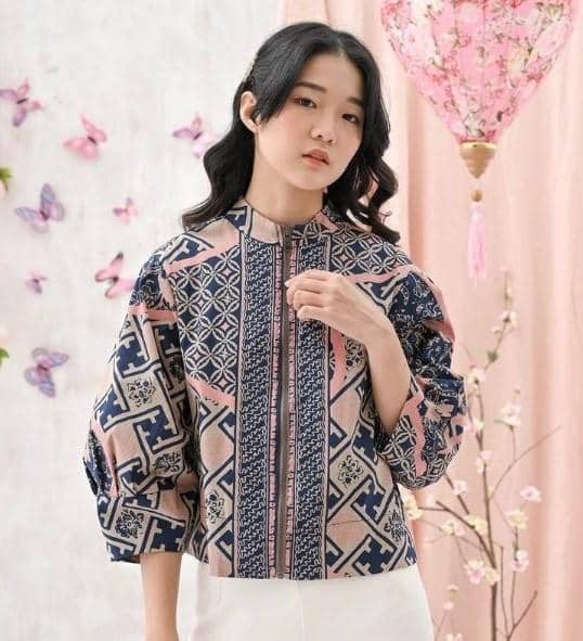 10 Model Blouse Batik Wanita Terbaru yang Elegan dan Stylish | Popbela.com