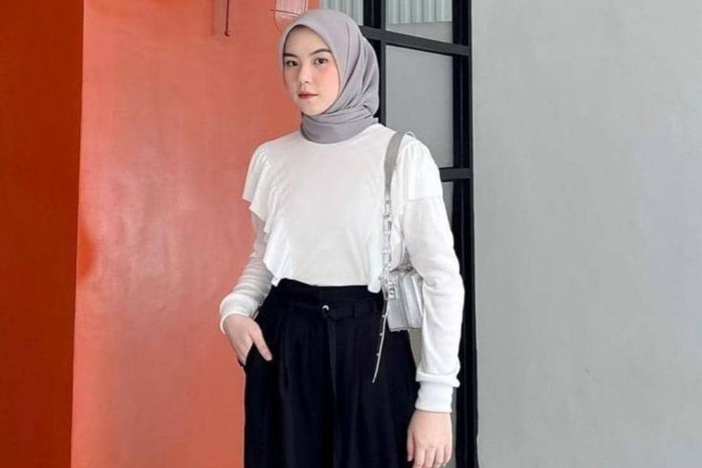 15 OOTD Baju Putih Celana Hitam Hijab, Manis dan Fashionable | Popbela.com