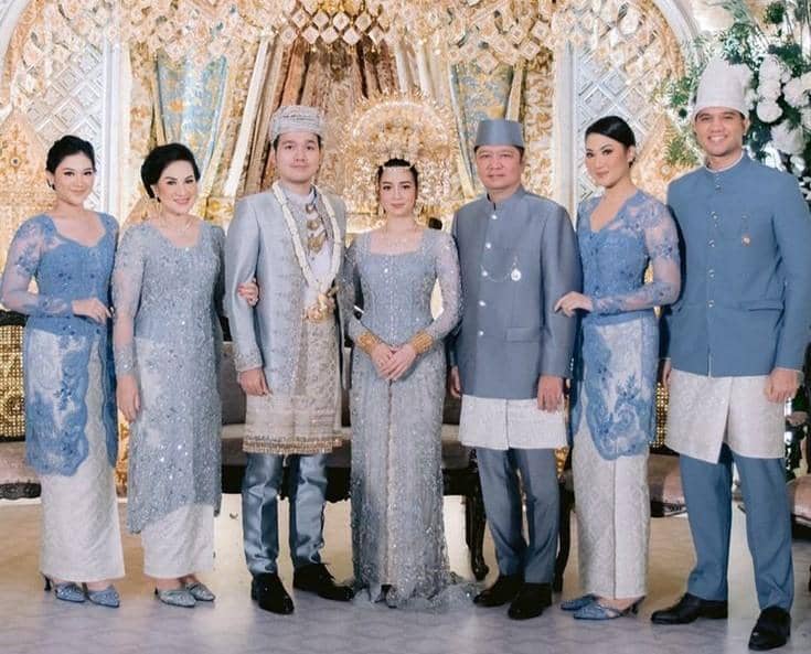 12 Ide Baju Seragam Keluarga untuk Pesta Pernikahan Terbaru | POPBELA.com