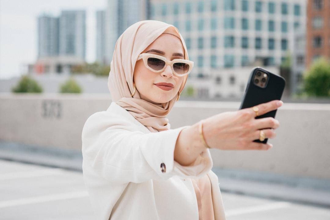 Ide Gaya Selfie Aesthetic a La Selebgram Hijab | Popbela.com