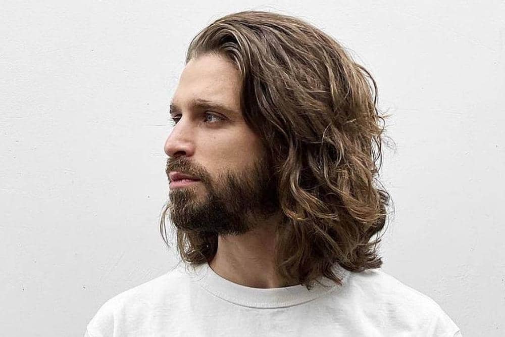 7 Gaya Rambut Gondrong Tanggung Laki-Laki, Keren dan Trendi | POPBELA.com