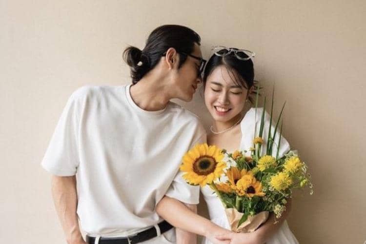 8 Ide Pose Foto Berdua, Bisa Jadi Inspirasi! | Popbela.com