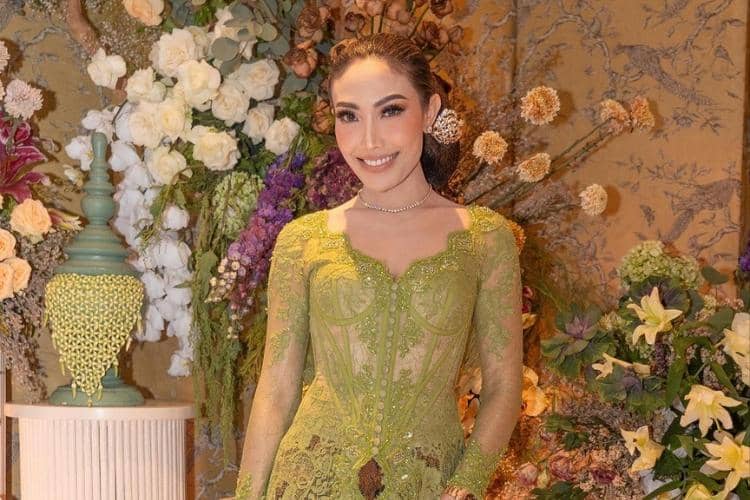 Inspirasi Kebaya Warna Hijau Olive | Popbela.com