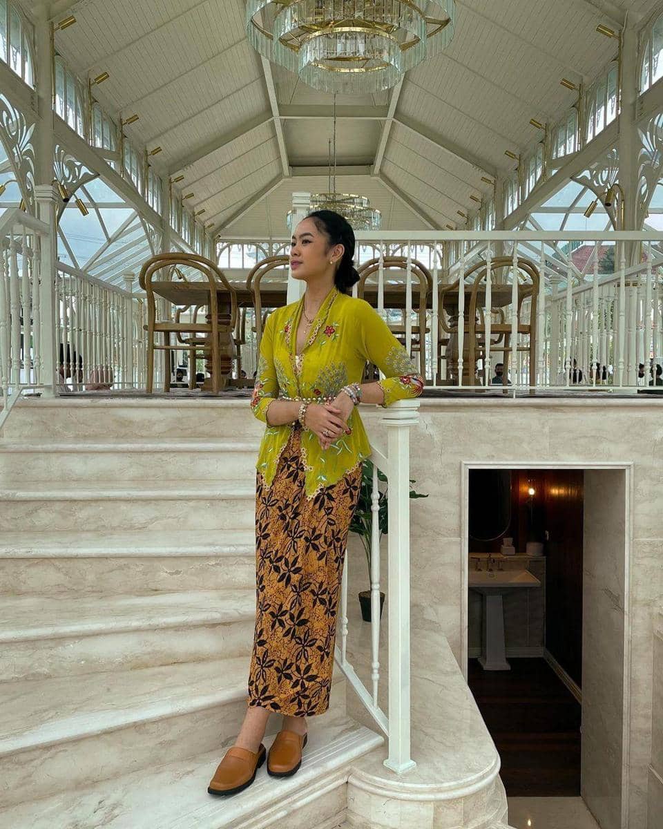 Inspirasi Kebaya Warna Hijau Olive | Popbela.com