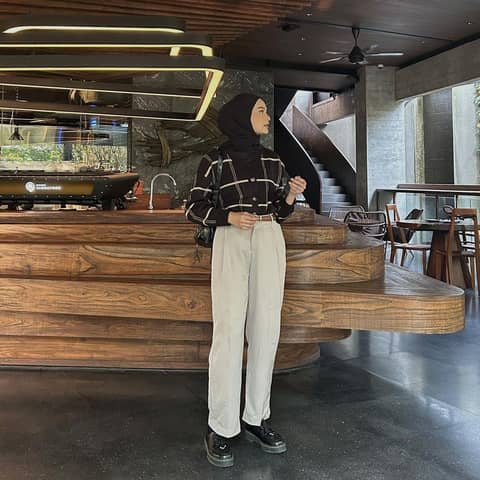 Cara Mix and Match OOTD Monochrome Hitam Putih dan Hijab | Popbela.com