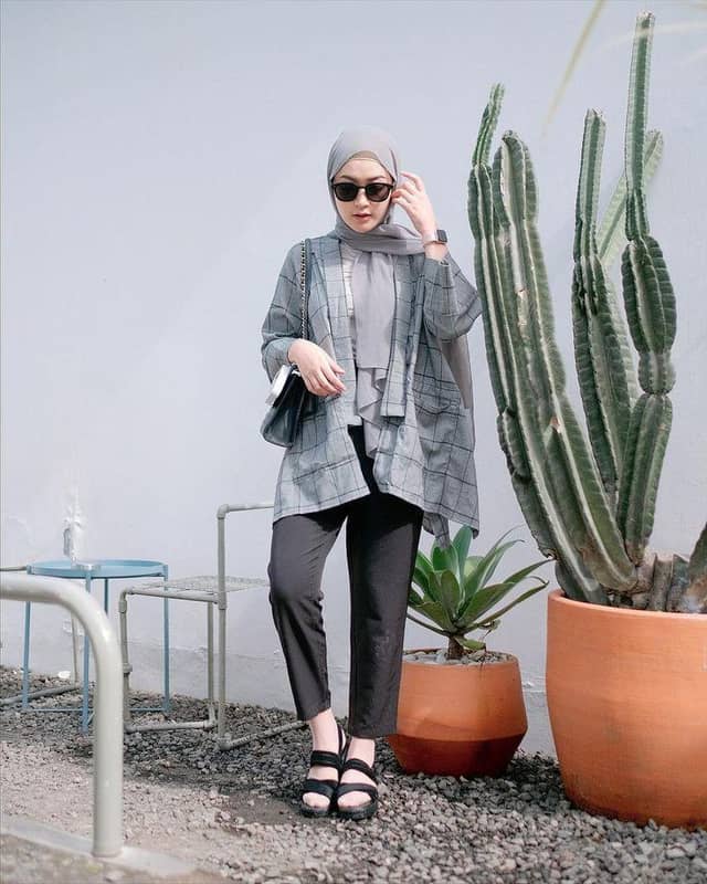 Baju Abu Abu Cocok dengan Jilbab Warna Apa? Ini 10 Opsinya | POPBELA.com