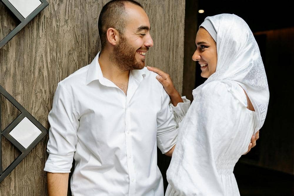 5 Doa untuk Meluluhkan Hati Seseorang dari Jarak Jauh | POPBELA.com