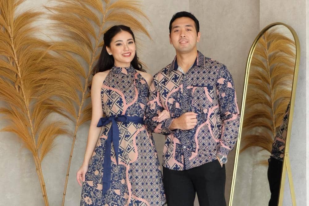 10 Rekomendasi Merek Batik Couple Terbaik dan Kekinian | Popbela.com