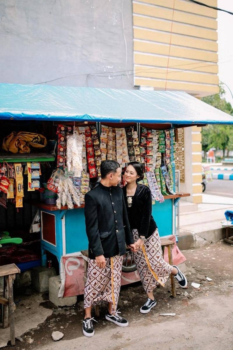 7 Ide Foto Pre-Wedding Adat Jawa Kekinian, Tampil Beda! | Popbela.com