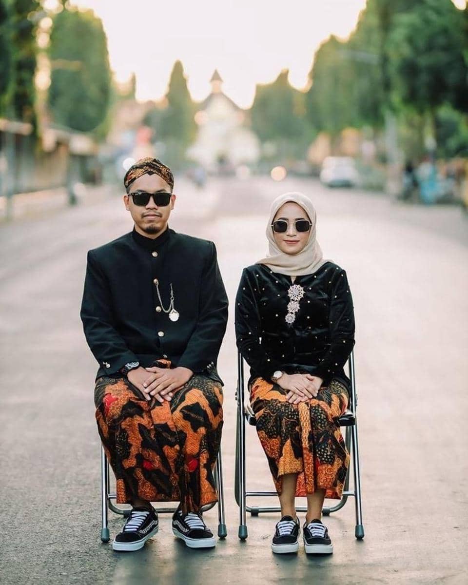 7 Ide Foto Pre-Wedding Adat Jawa Kekinian, Tampil Beda! | Popbela.com