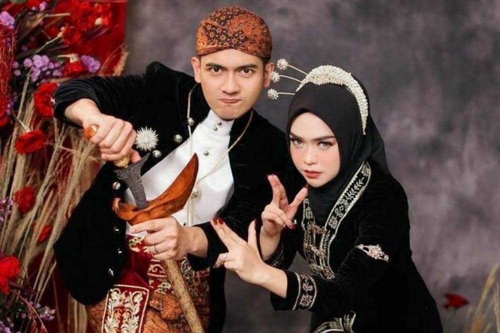 7 Ide Foto Pre-Wedding Adat Jawa Kekinian, Tampil Beda! | Popbela.com