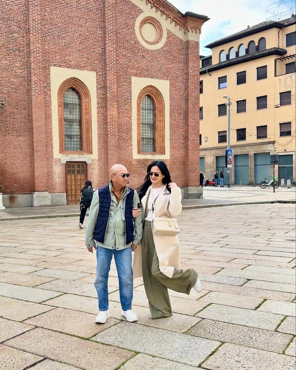 7 Momen Romantis Donna Harun dan Suami yang Jarang Tersorot | Popbela.com