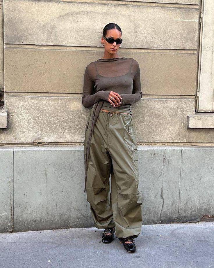 16 Baju yang Cocok untuk Celana Cargo Perempuan, Stylish! | Popbela.com