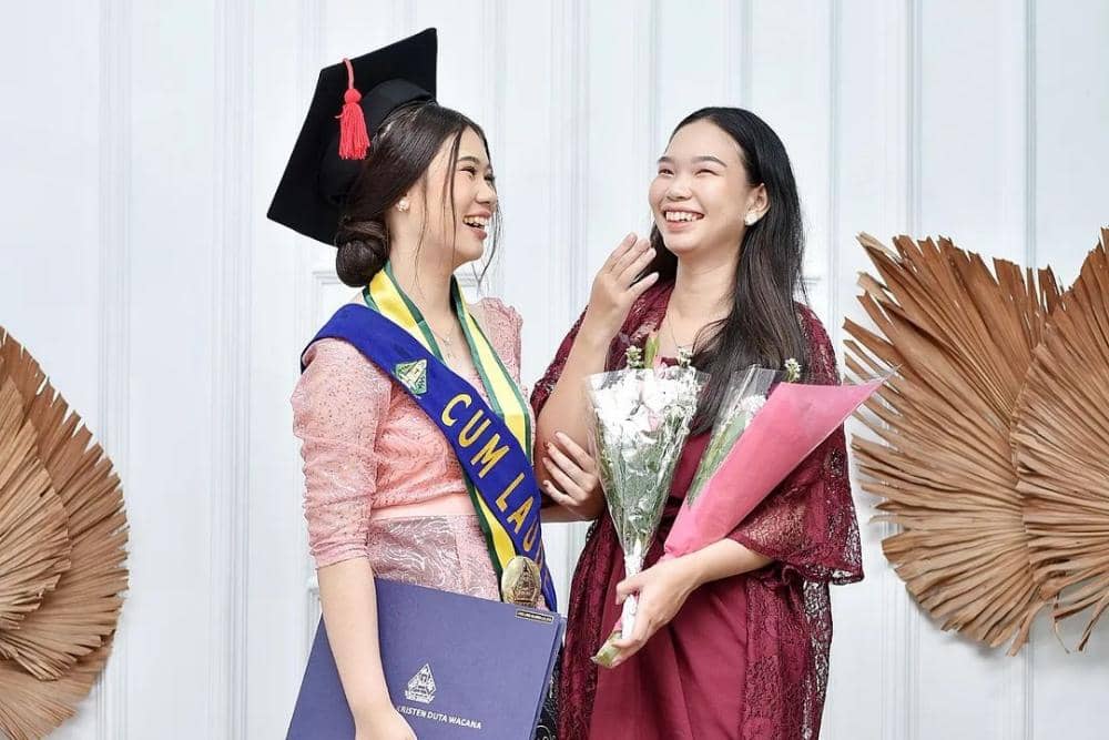 8 Ide Pose Foto Berdua, Bisa Jadi Inspirasi! | Popbela.com