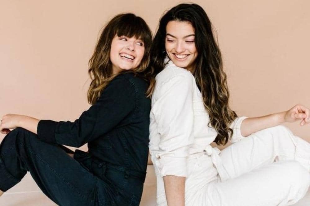 8 Ide Pose Foto Berdua, Bisa Jadi Inspirasi! | Popbela.com