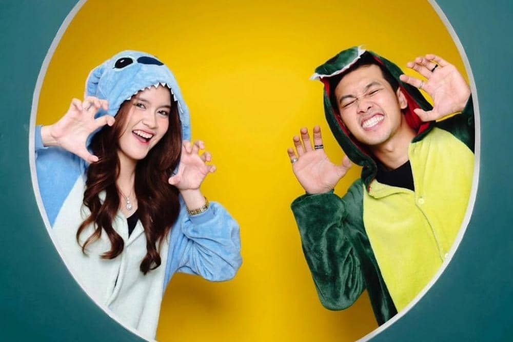 8 Ide Pose Foto Berdua, Bisa Jadi Inspirasi! | Popbela.com