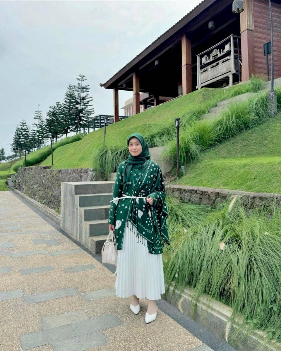 10 Ide Atasan Rok Plisket untuk Kondangan, Anggun dan Elegan | Popbela.com