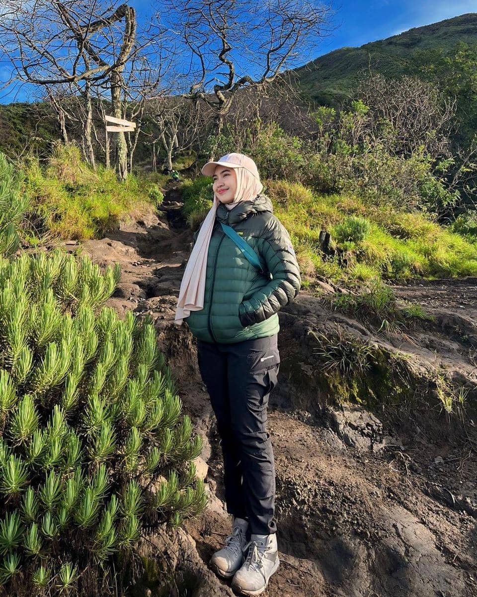 16 Outfit Naik Gunung Wanita Hijab yang Simpel tapi Keren | Popbela.com
